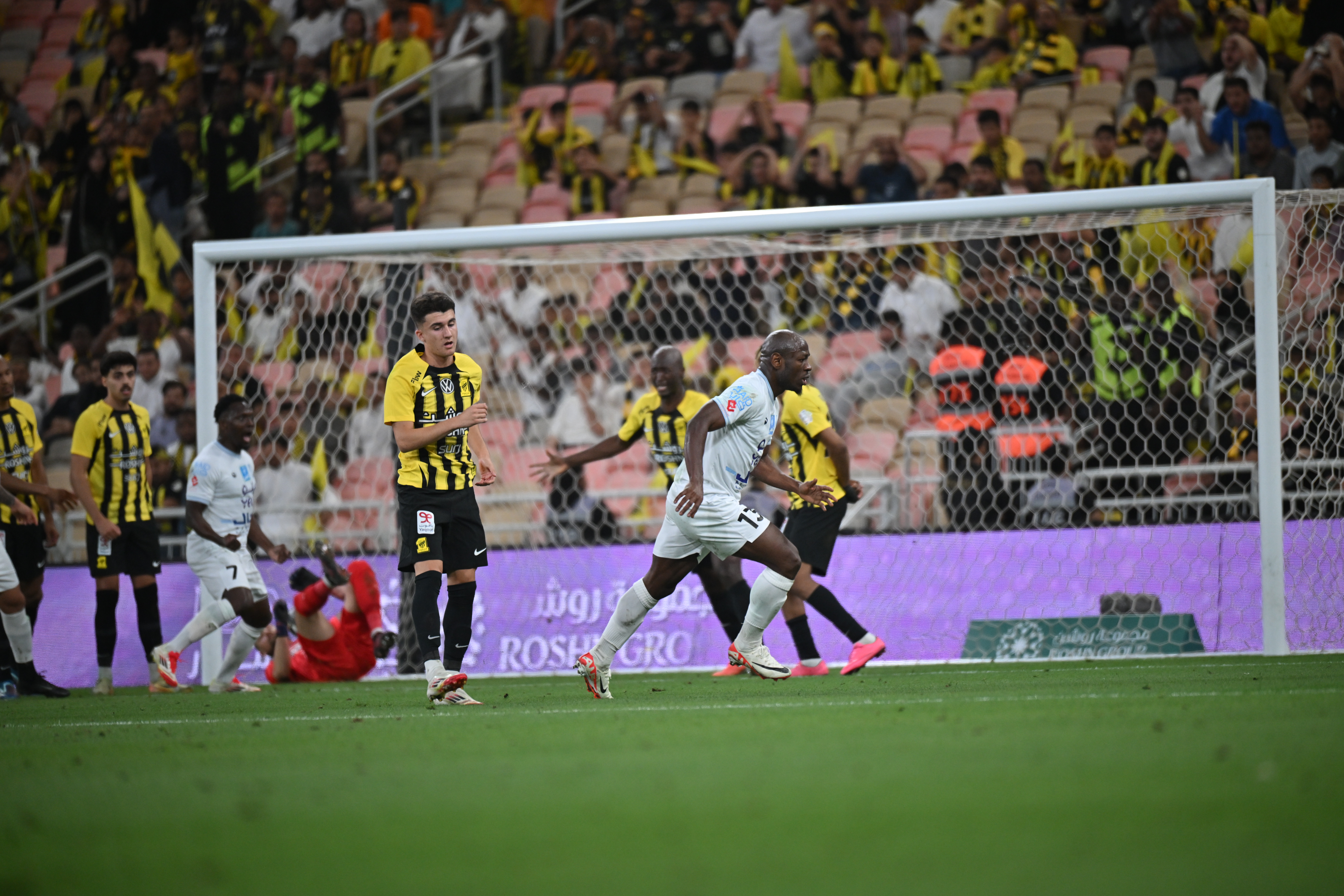 Late Bassogog thunderbolt pegs back Al Ittihad as RSL title race takes ...